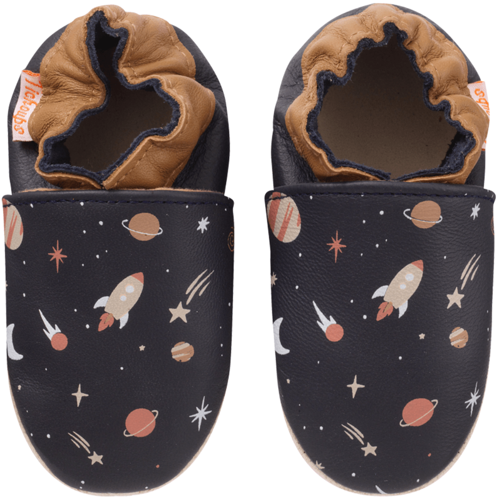 Chaussons bébé cuir souple Maxence dans l'espace – Tichoups.